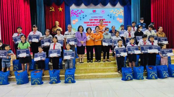 Thành hội TPHCM trao tặng 450 suất quà cho NKT, TMC tại chương trình ...