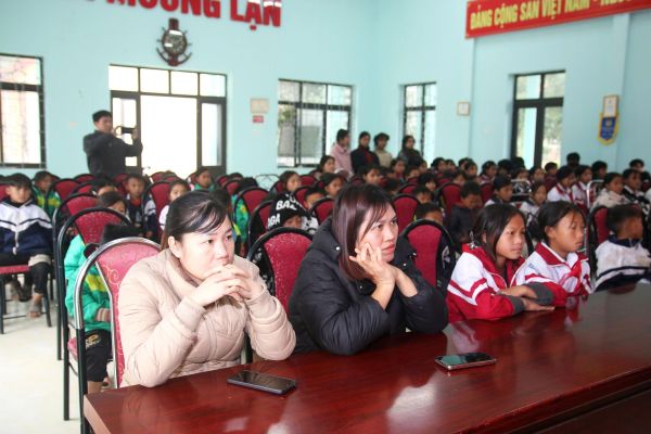 Tỉnh Hội Sơn La trao 150 suất quà, chăn ấm cho học sinh khuyết tật, trẻ ...