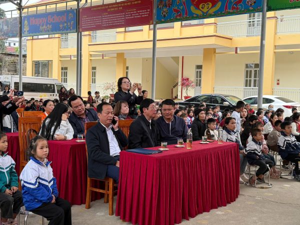 Trung ương Hội trao tặng 140 suất quà Tết cho học sinh khuyết tật, mồ côi