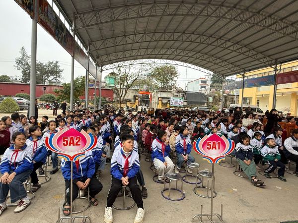 Trung ương Hội trao tặng 140 suất quà Tết cho học sinh khuyết tật, mồ côi